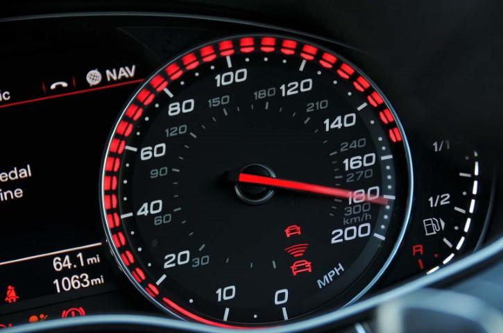 ضبط مركبتين تسيران بسرعة 190 و184