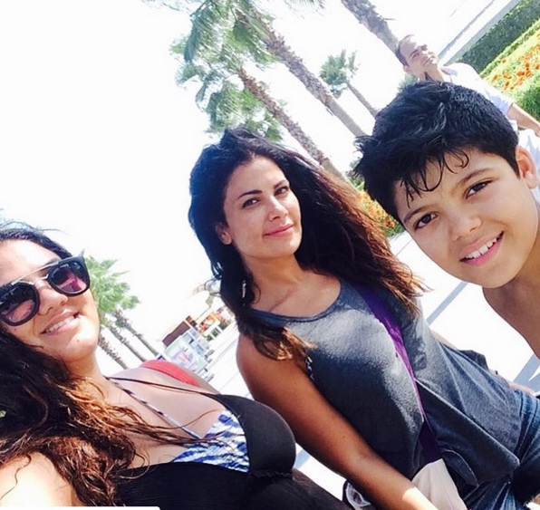 صبا مبارك تستجم في تركيا مع ابنها .. صور